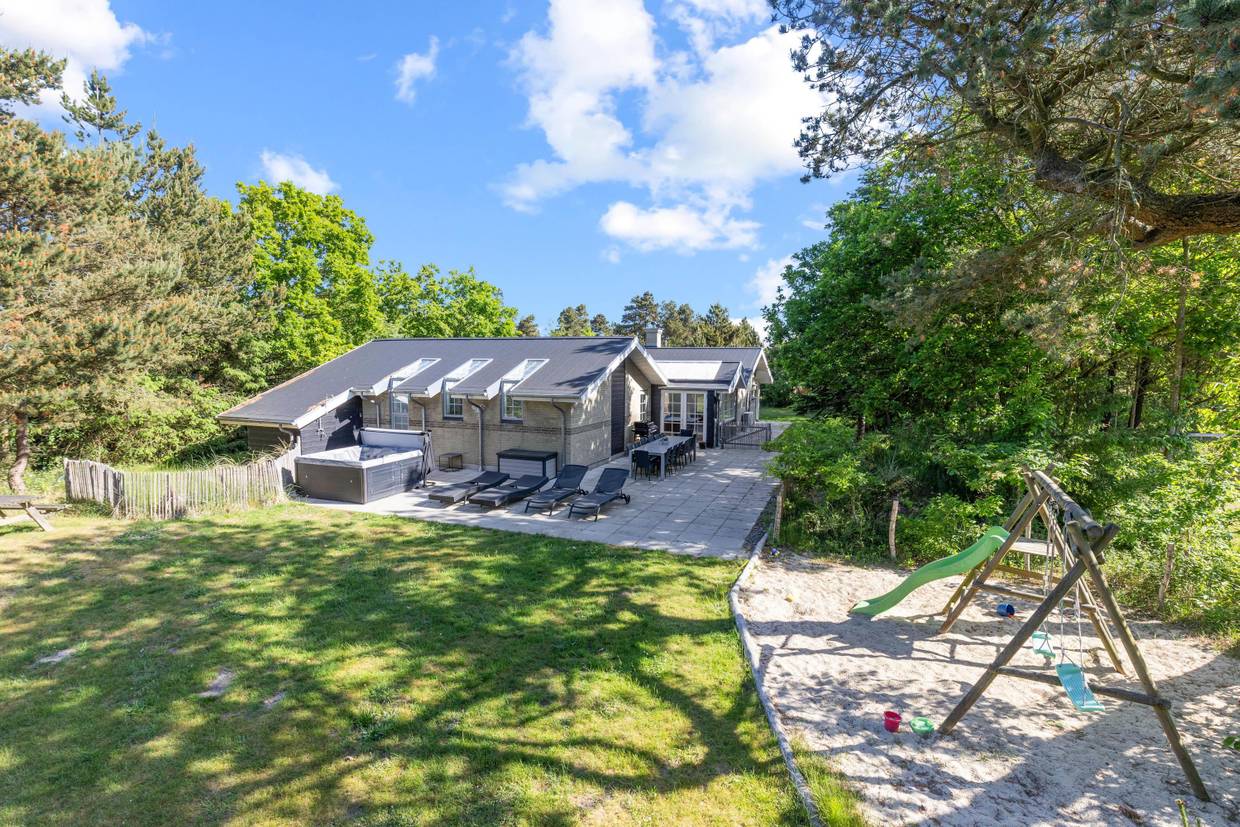 YM35 - Stort sommerhus i Blåvand